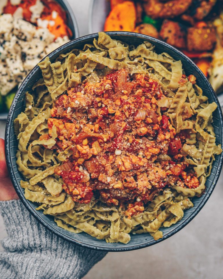 Healthy Pasta with Tempeh Bolognese | Annelina Waller